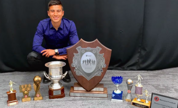 Juan José Chan, el entrenador de futbol que destaca en Nueva Zelanda