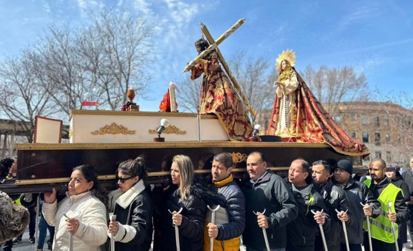 Chapines participan en procesión de Jesús Nazareno y la Virgen de ...