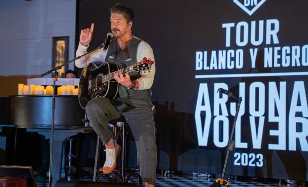 ¡Bravo! Ricardo Arjona alarga su gira Blanco y Negro "Volver"