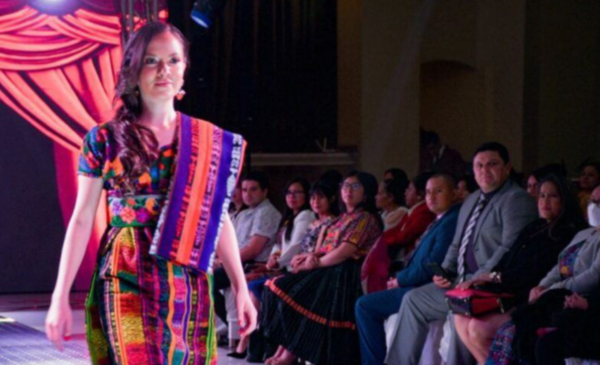 ¡Que belleza! Conoce a la modelo que desfila con indumentaria maya