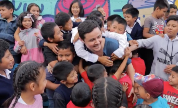 Actor chapín que destaca en EEUU regala alegría a niños de escuela en ...
