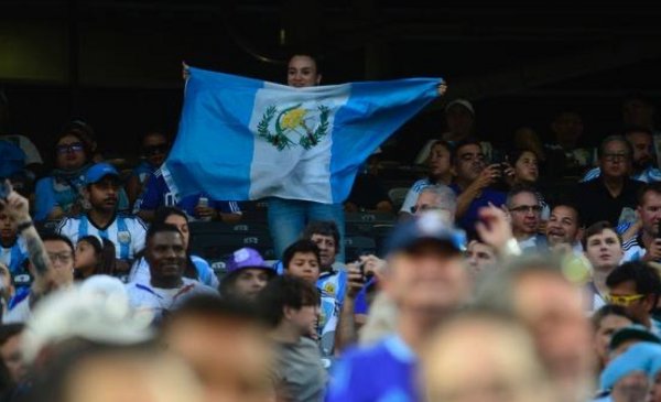 Chapines resaltan la azul y blanco en partido de Argentina y Chile de ...