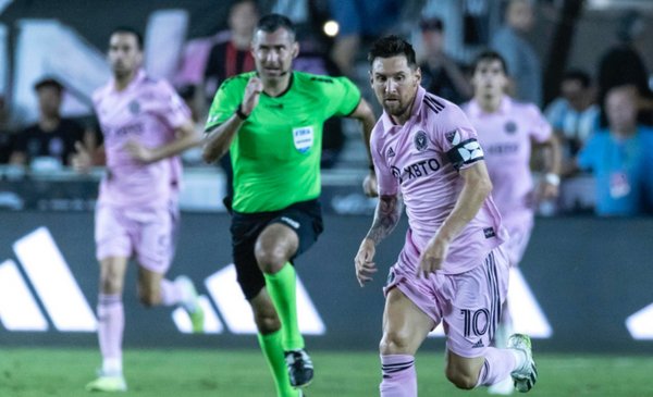 Mario Escobar, el árbitro chapín que destaca junto a Messi en la ...