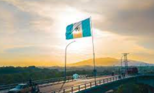 Mira cómo luce la bandera de Guatemala en el puente de Río Dulce